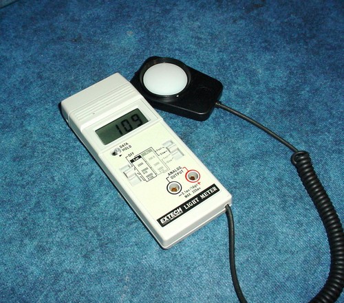 Extech Foot Candle/Lux Light Meter w/Analog Output & Fast/Slow Response ...