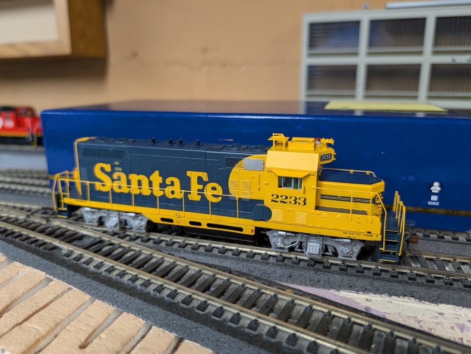 CS ATHEARN GENESIS EMD GP7u: ATSF SANTA FE #2233 W/DCC+SOUND - G62903 ...