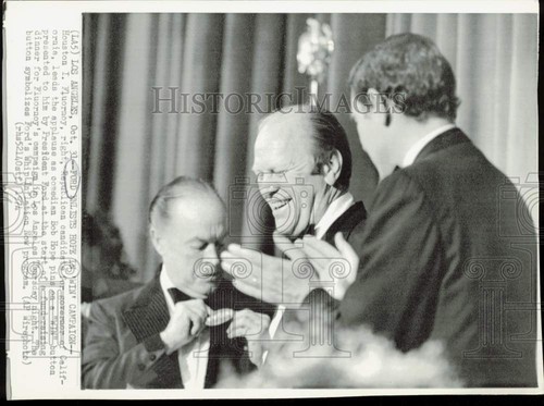 1974 Press Photo President Gerald Ford Gives Bob Hope "WIN" Button, Los ...