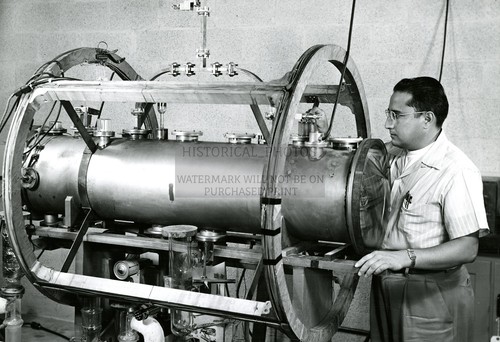 MAN WITH ATOMIC CLOCK DEVELOPED AT NBS INSTITUTE B&W 13X19 PHOTO | eBay