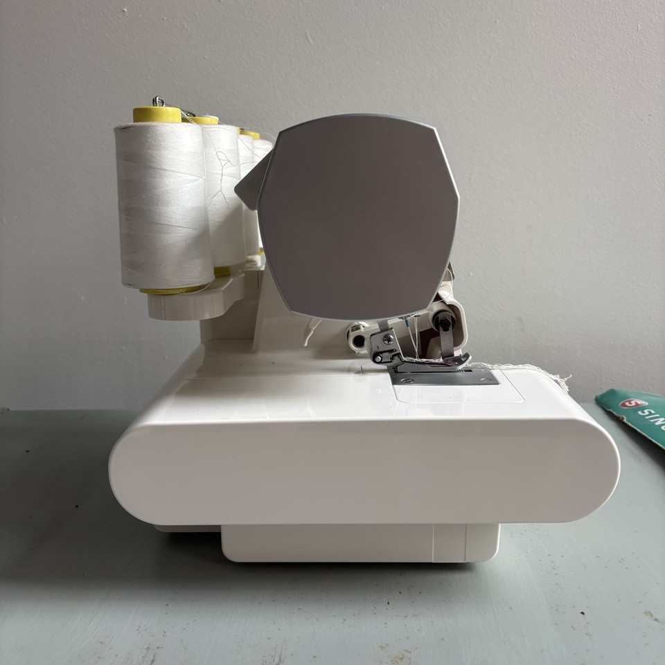 SINGER ProFinish 14CG754 2-3-4 Thread Serger Adjustable Stitch Length ...