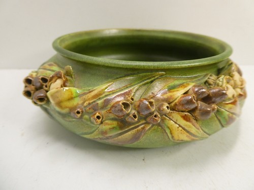 SAYERS REDLAND BAY AUSTRALIAN STUDIO POTTERY BOWL APPLIED GUM NUT LEAF ...