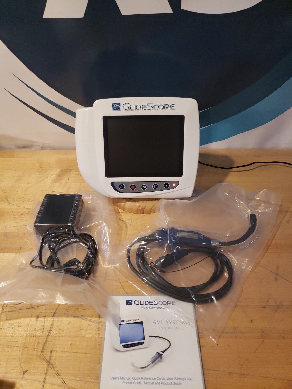 Verathon Glidescope 0570-0338 Monitor w/ 3-4 baton & power supply | eBay