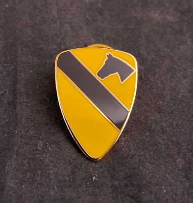 🌟US Army 1st Cavalry Division "First Team", Hat Lapel Clutchback Pin, 1 ...