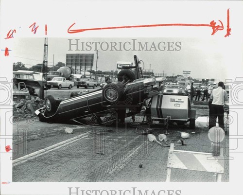 1981 Press Photo Car Lies Upended Near Construction Equipment After ...