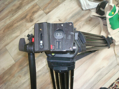 Vinten Tripod Pro130 Fluid Head, 3774-3 Two Stage Legs 3313 Vinten Tripod Pro130 Fluid Head, 3774-3 Two Stage Legs 3313