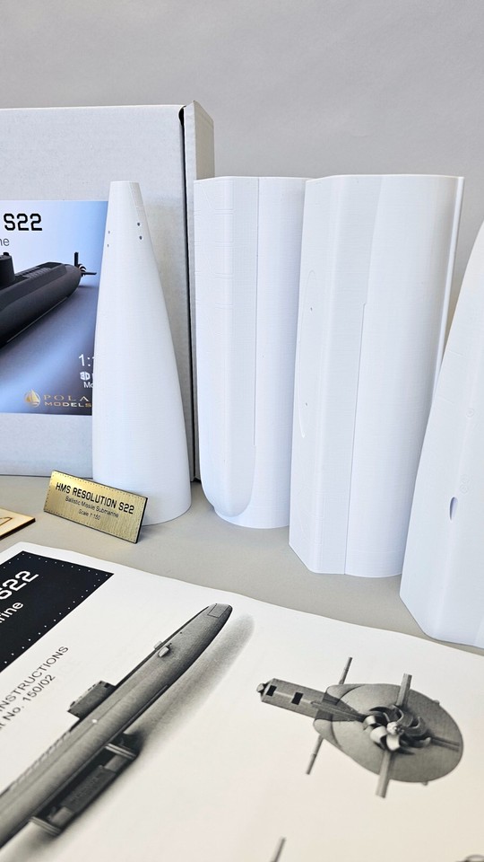 HMS Resolution S22 - Submarine self assembly model kit scale 1:150 ...