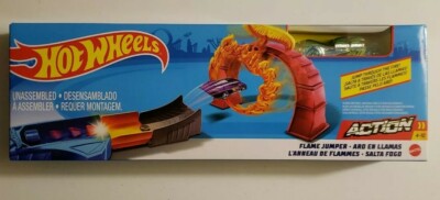 Hot Wheels Track Flame Jumper Playset By Mattel. Green 4 engine car ...