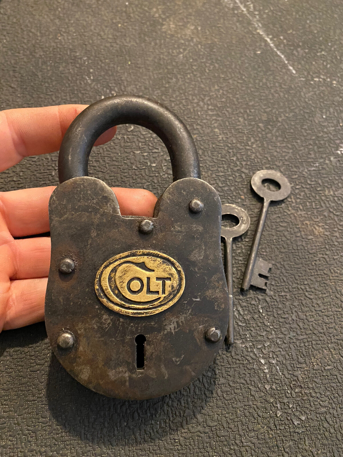 Colt Rifles Padlock Key Lock Lot x2 Keys METAL Gunsmoke Yellowstone ...