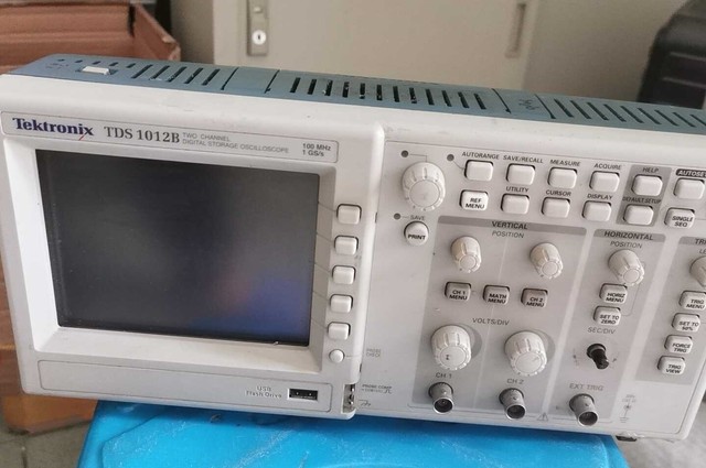 Tektronix TDS1012B Digital Oscilloscope Powers on for sale online | eBay