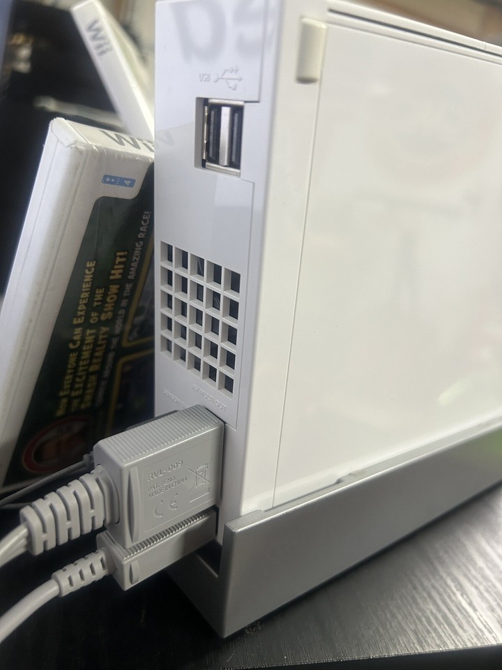 Nintendo RVL-101 Wii Console - White With Remote And Nunchucks ...