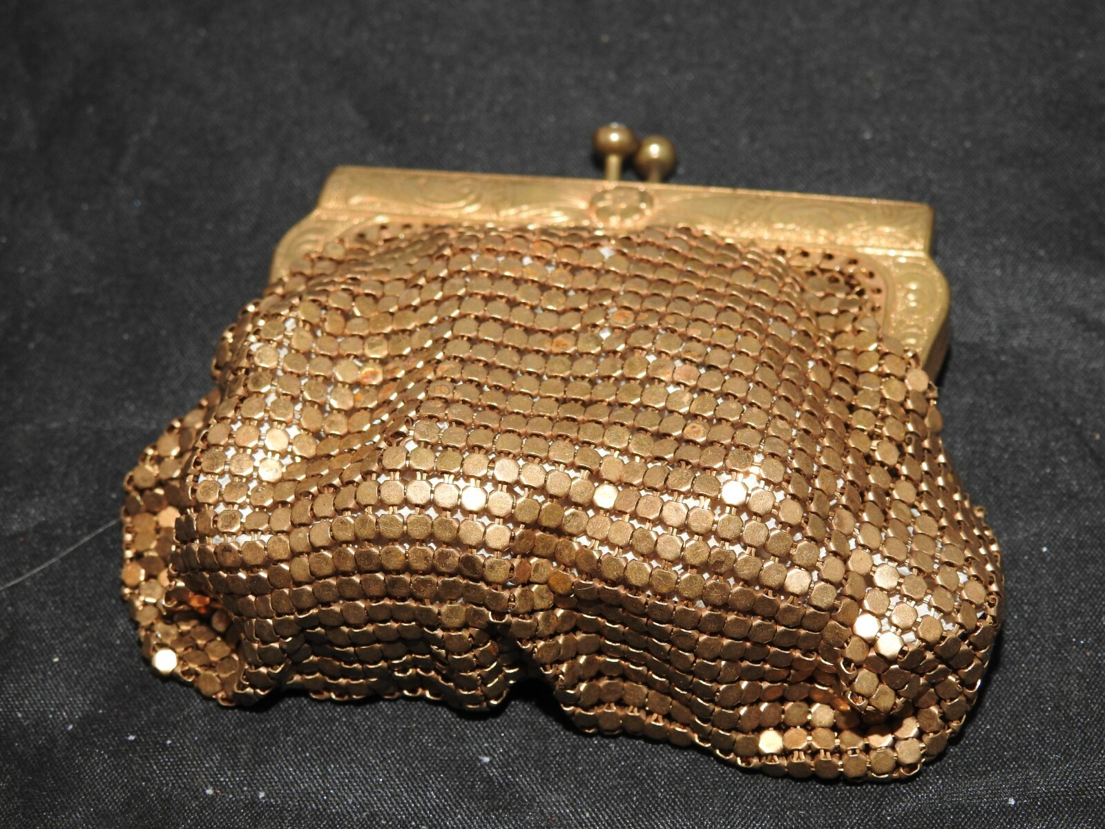 Vintage unmarked gold color metal mesh change purse - Gem