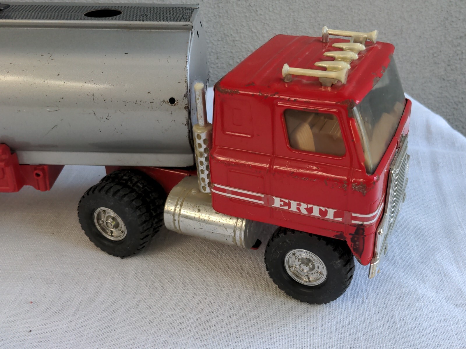 Vtg 70s/80s ERTL 22" Fuel/Gas Tanker Truck Red/Silver Metal Semi ...