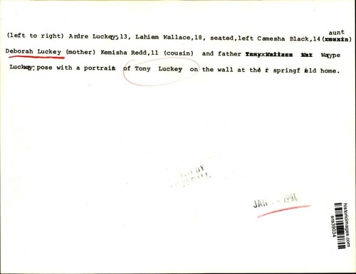 1991 Press Photo The Luckey family poses at home in Springfield ...