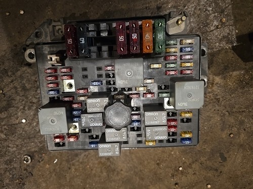 98 - 05 Chevrolet S10 Blazer Jimmy Engine Fuse Box Relay Junction ...