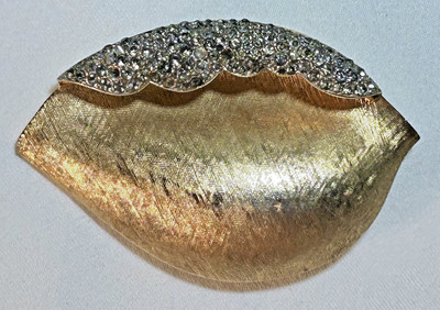 Vintage Signed Trifari Crown Gold Tone & Rhinestone Pin Clam Shell ...