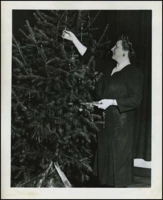 Helen TRAUBEL (Opera): 1944 Photo decorating a Christmas Tree! | eBay