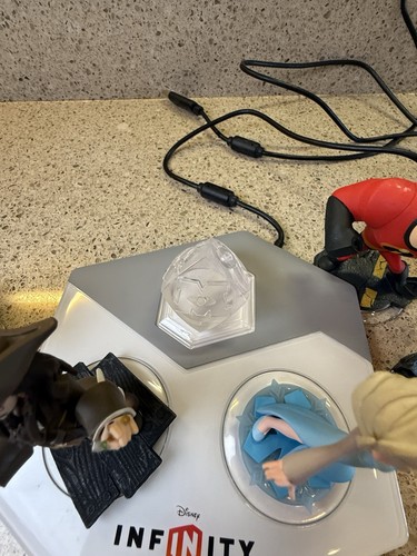 Wii Disney Infiniti Game Starter With 6 Figures Excellent Condition | eBay