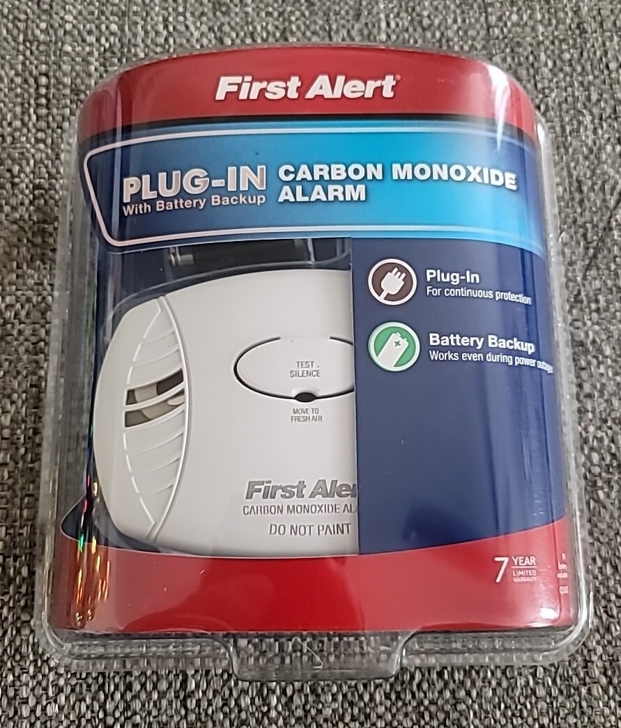 First Alert CO605 Carbon Monoxide Plug-In Alarm Battery Backup 9V ...
