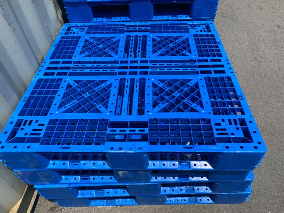 Plastic Pallets /. Blue 47x 39.5 X 5/ Blue 43x43 X 6 | eBay