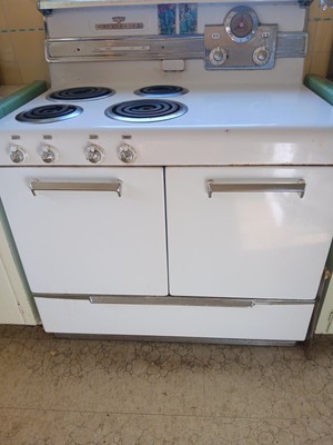 1950s Frigidaire Electric Stovetop and Single Oven w/Deep Well Cooker ...