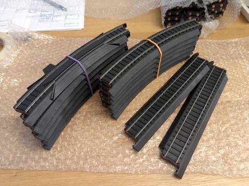 HO Scale Life-Like Power-Loc Track, Full Oval, with rerailer/connector ...