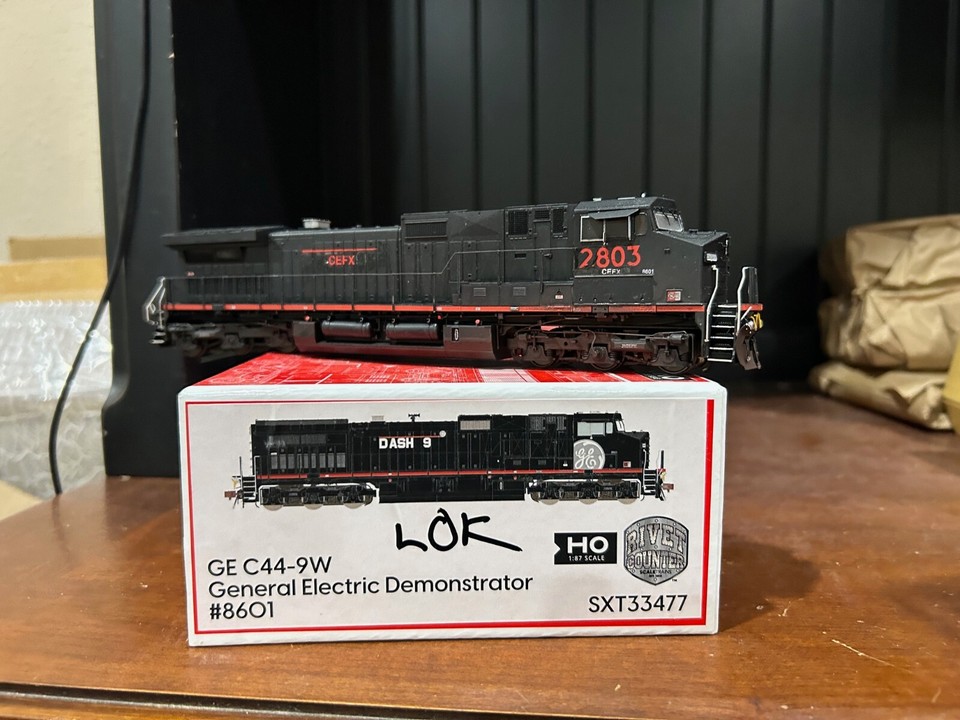 HO Scale Scaletrains Custom CEFX Dash 9-44CW diesel locomotive 2803 | eBay