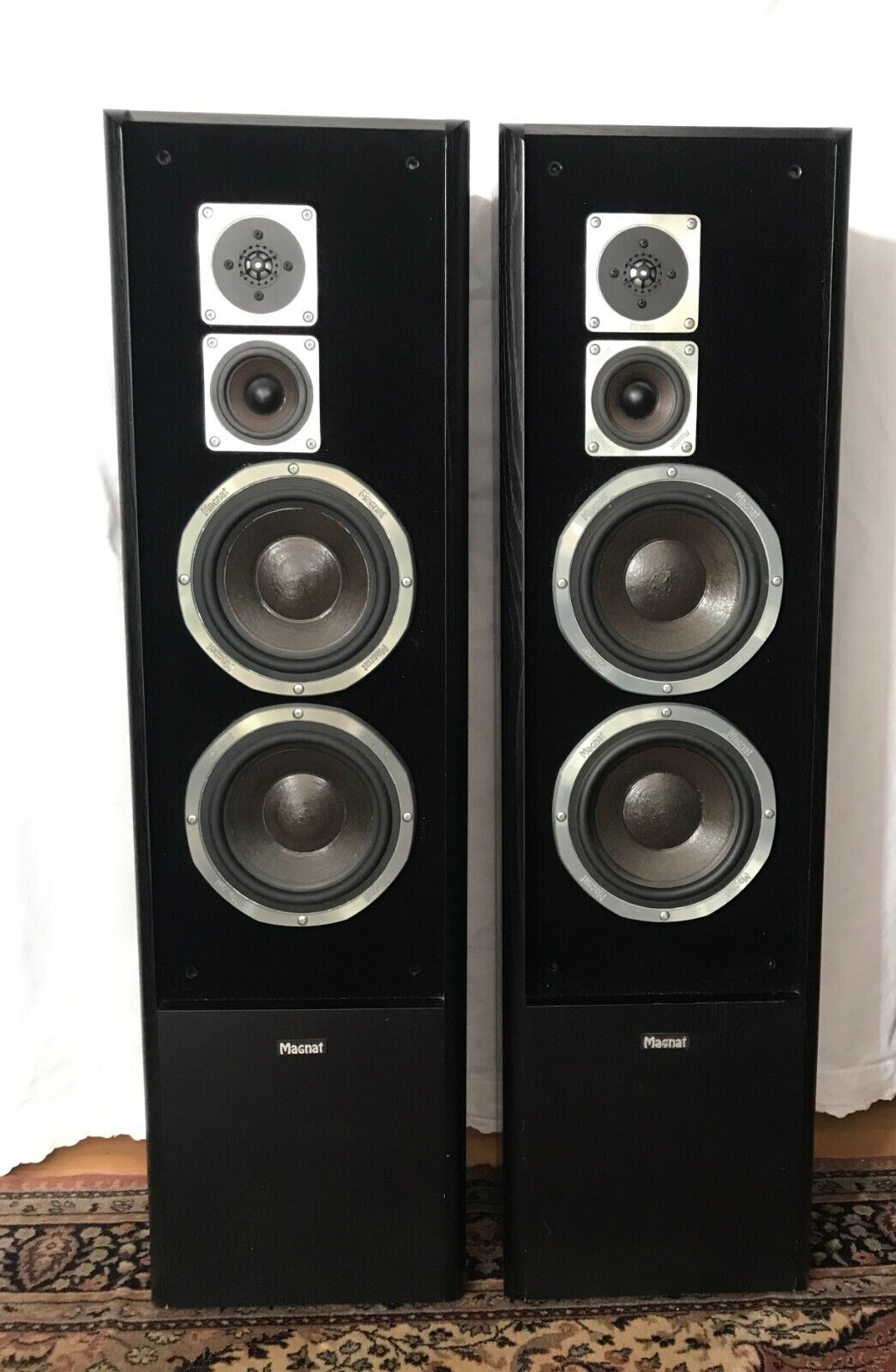 Ein Paar MAGNAT Zero 9 High End Standlautsprecher Lautsprecher Boxen ...