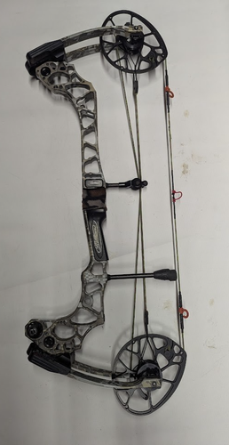 Mathews Archery Triax Elevated II Camo Compound Bow ! RH 28/70 24.5-30. ...