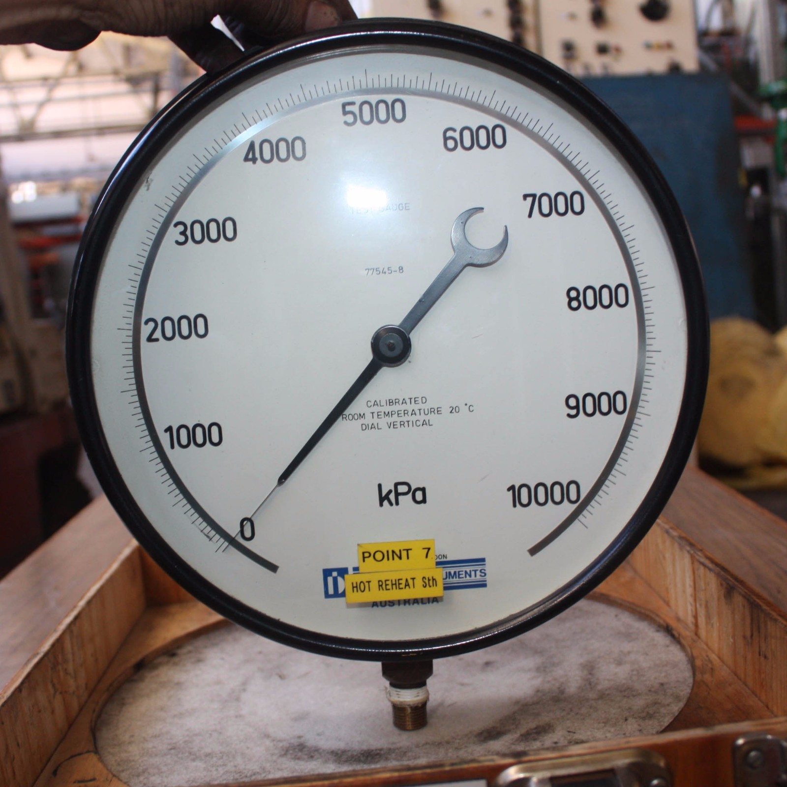 DOBBIE INSTRUMENTS 77545-8 0 - 10000 kPa CALIBRATOR PRESSURE TEST GAUGE ...