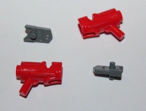 2 x Lego Red Minifig Weapon Gun ref 15391c01 set 41351 76125 40393 ...