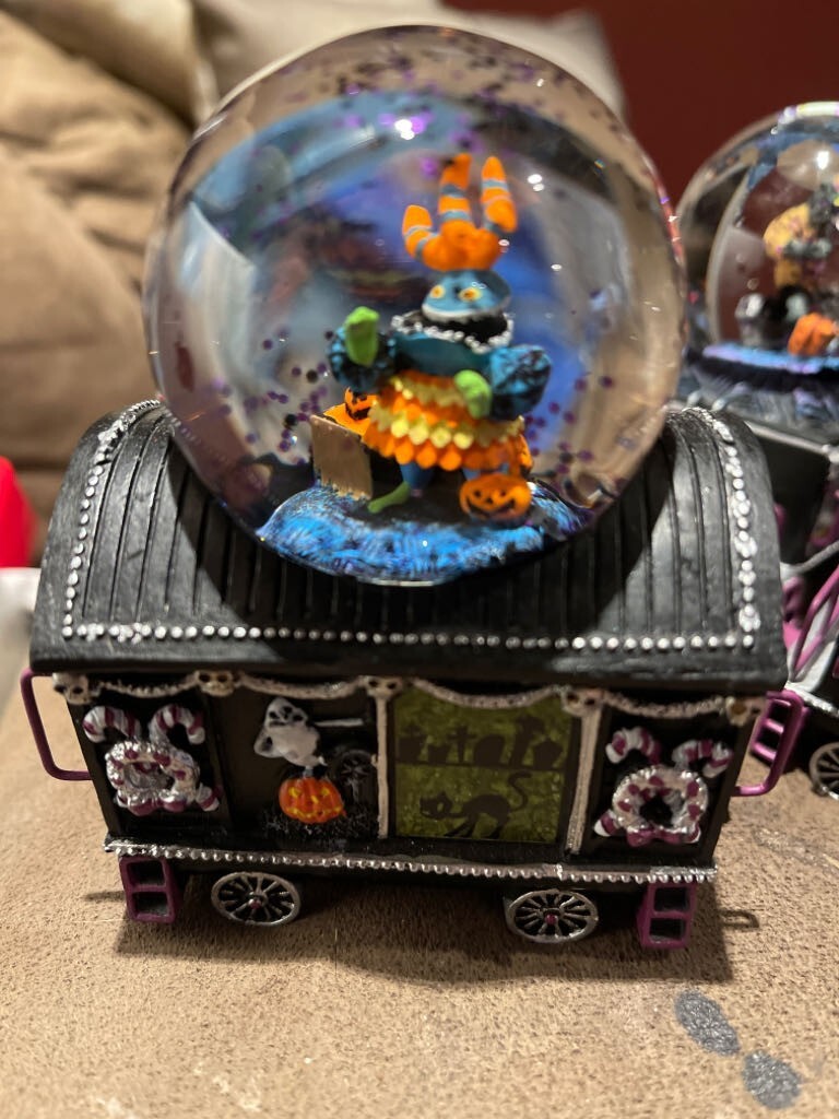 Tim Burton Nightmare Before Christmas TRAIN Making Christmas Time Gifts ...