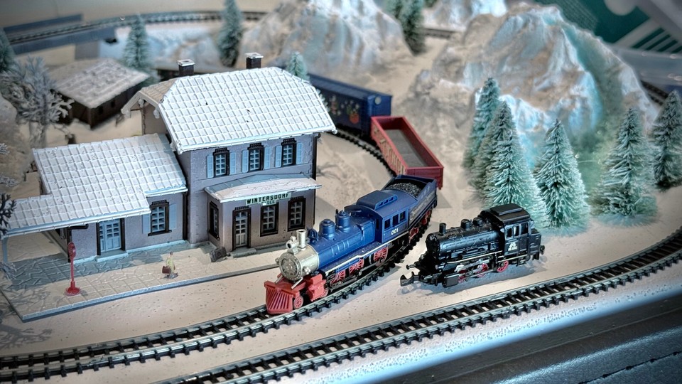 NOCH Z Scale Briefcase Winter Layout with 2 Locomotives & 3 cars | eBay