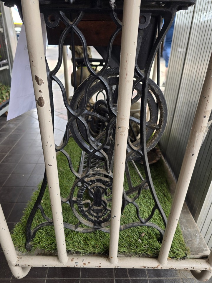 Singer Patcher 29K4 black & gold leather sewing machine with Stand ...