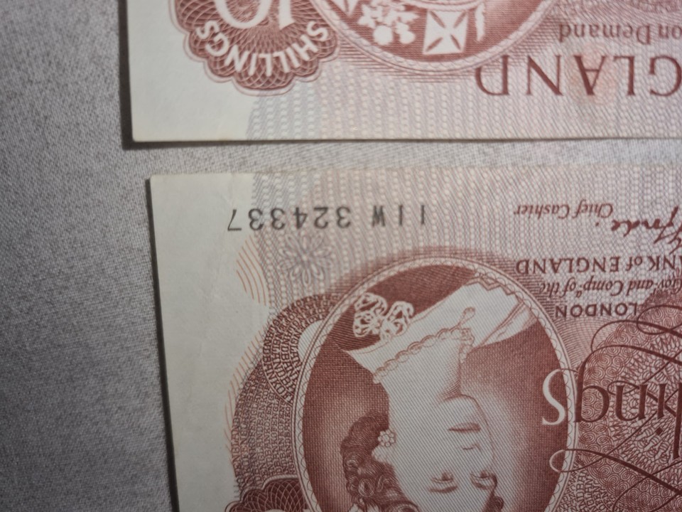 Bank of England 10 Shillings NOTE X2 Consecutive Serial Numbers 11W ...