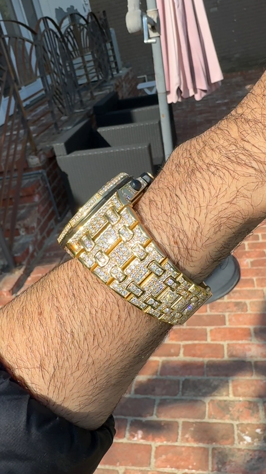 AUDEMARS PIGUET OFFSHORE 42MM BRICK VS CUSTOM DIAMOND WATCH AMAZING ...