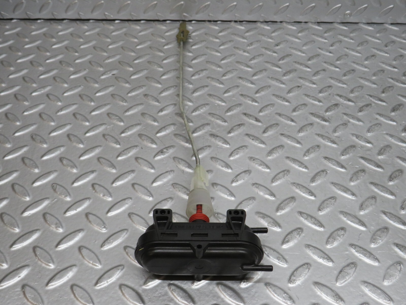 5743 Mercedes-Benz W123 200 Door Lock Vacuum Actuator Rear Left ...