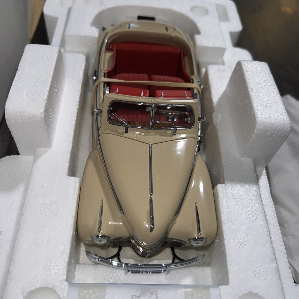 Danbury Mint 1:24 1941 Chevrolet Cameo Cream Special Deluxe Convertible ...