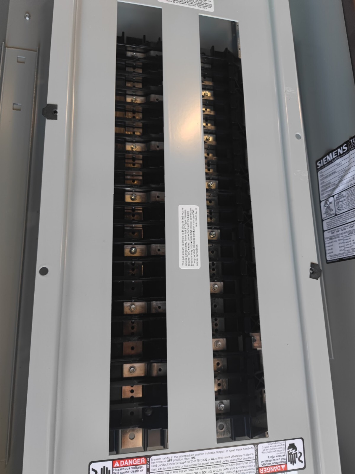 SIEMENS 250 AMP PANELBOARD 480 277 V 3PH 4W 42 Cir NEMA 3R Outdoor ...