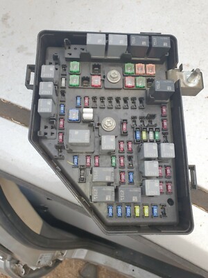 HOLDEN VE SERIES 1 COMMODORE SEDAN 2008 /07/06 MODELS 3.6 SV6 FUSE BOX ...