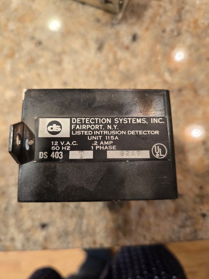 DETECTION SYSTEMS Inc. DS403 Pulsed Infrared Photoelectric Intrusion ...