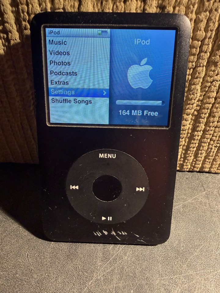 A1238 7th Gen iPod Classic 80GB for parts, lights up + Kensington Dock ...
