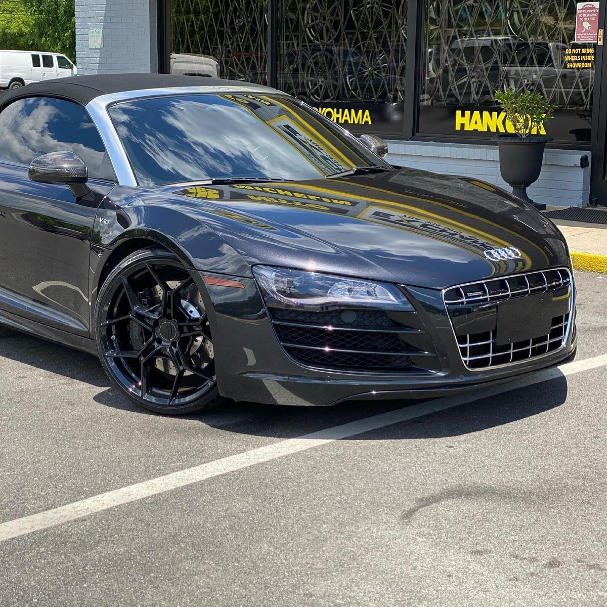 Audi R8 Spyder Black Rims