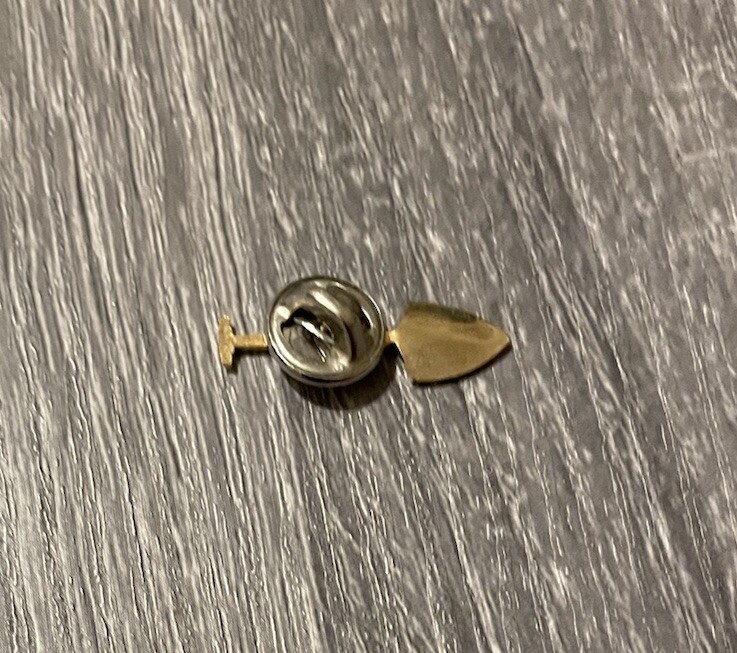 UCT Dig For King Shovel Pin Gold Tone Vintage | eBay