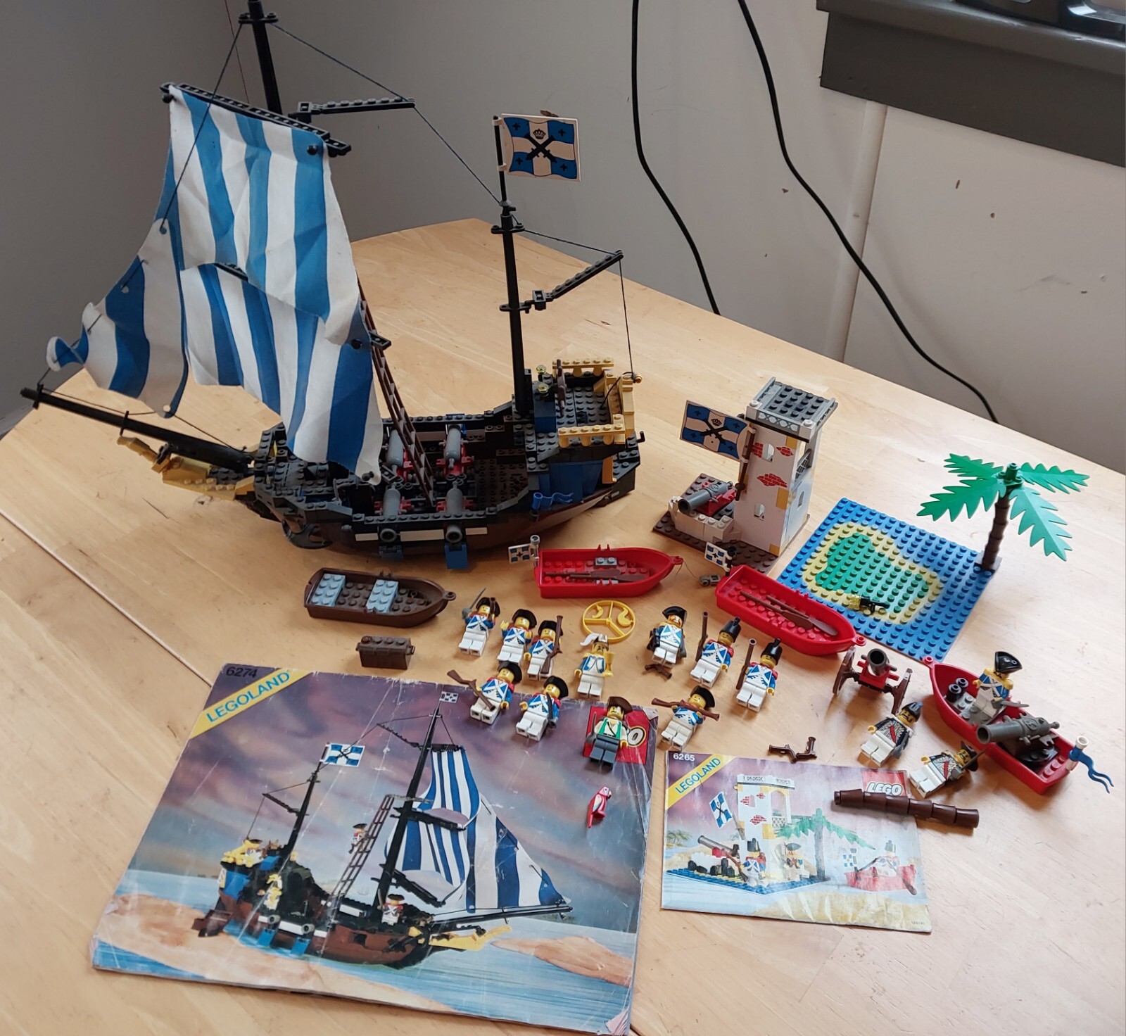 LEGO 6274 Caribbean Clipper 6265 Sabre Island Pirates Minifigs Row ...