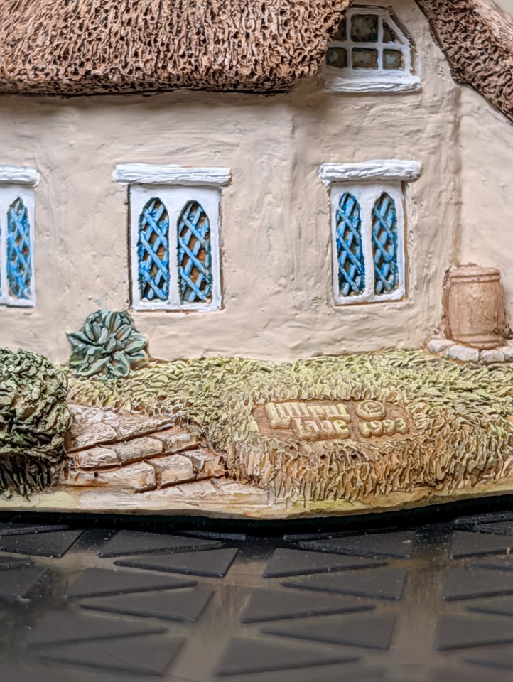 Lilliput Lane "Cats Coombe Cottage" Dated 1993 The English Collection ...
