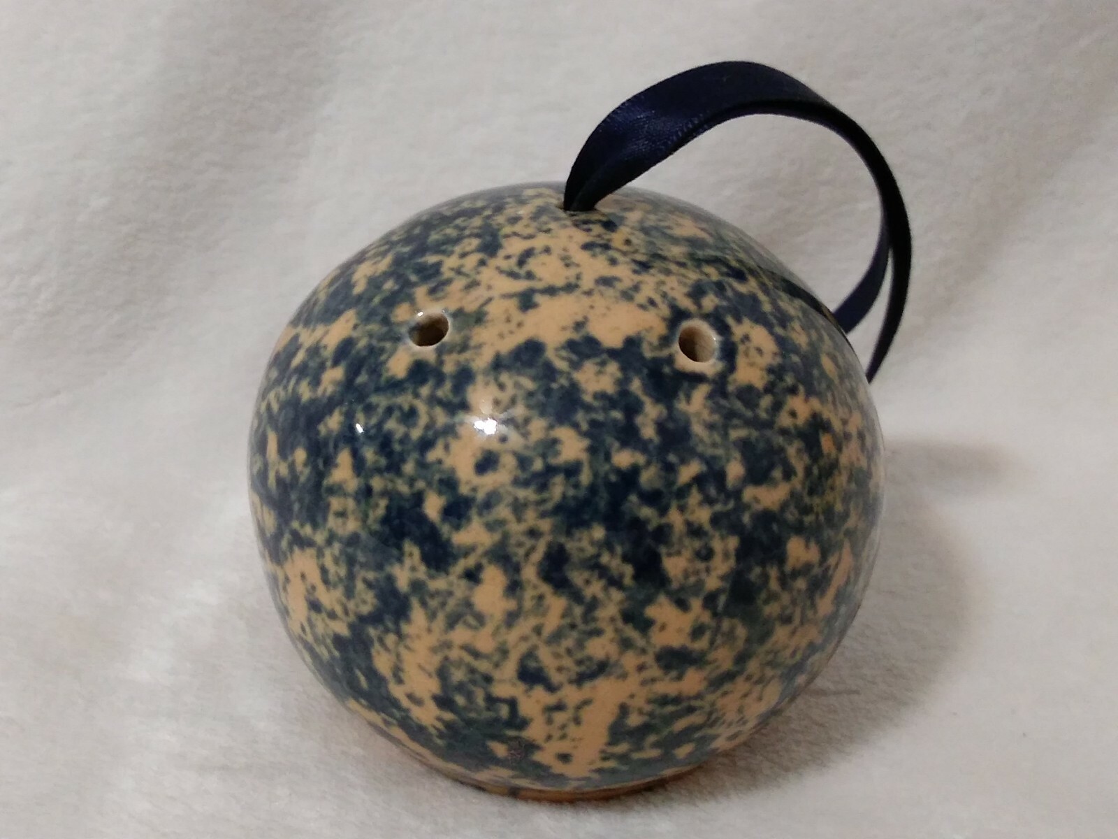 VINTAGE HANGING CERAMIC BLUE SPONGEWARE POTPOURRI BALL ENGLAND POMANDER ...