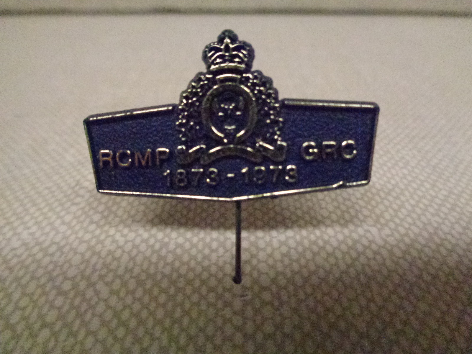 ROYAL CANADIAN MOUNTED POLICE (RCMP) 100TH ANNIV PIN, VINTAGE DEPT ...
