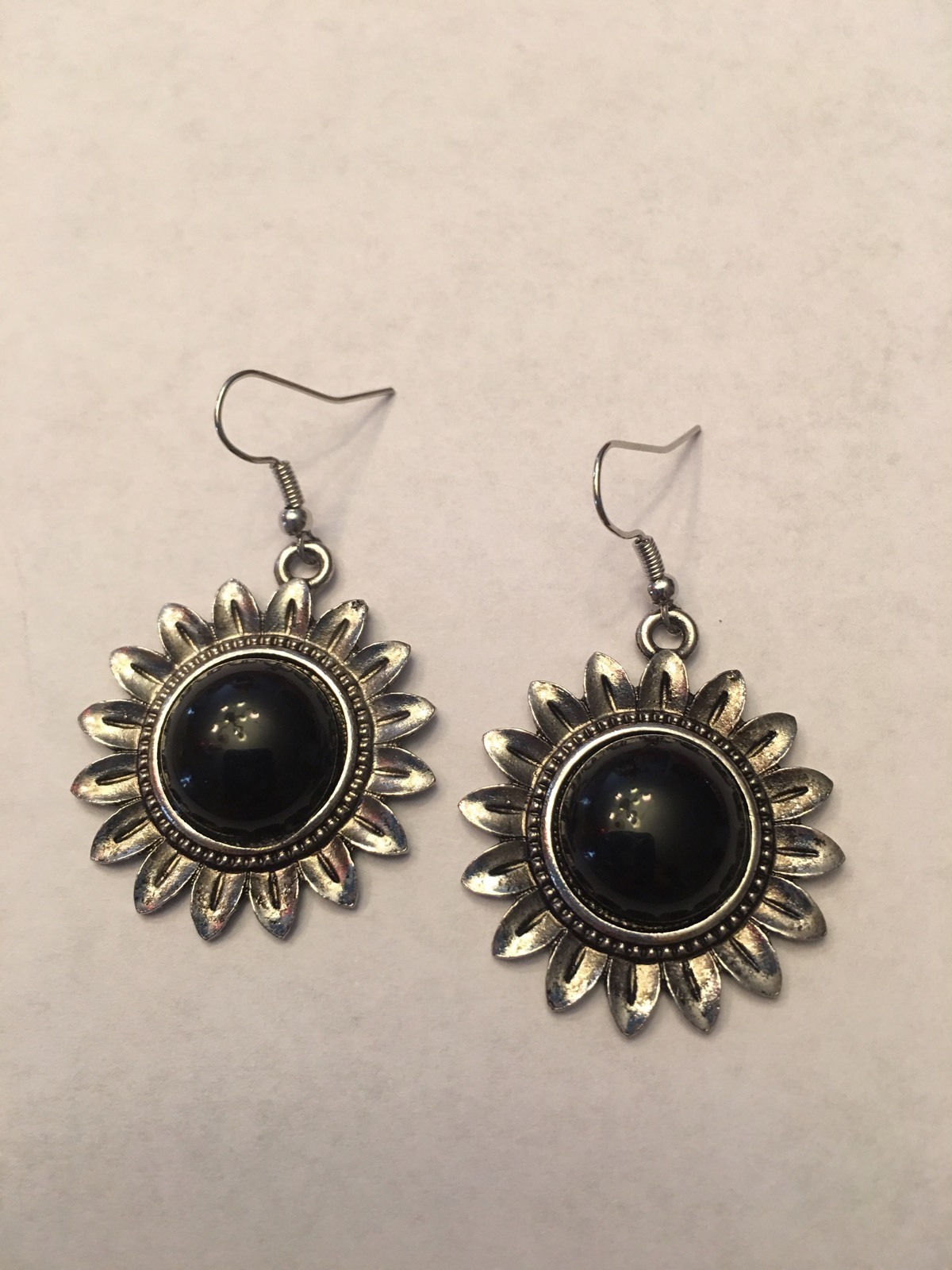 NWOT TIBEAN SILVER WITH BLACK CENTERED EARRINGS--E133 | eBay