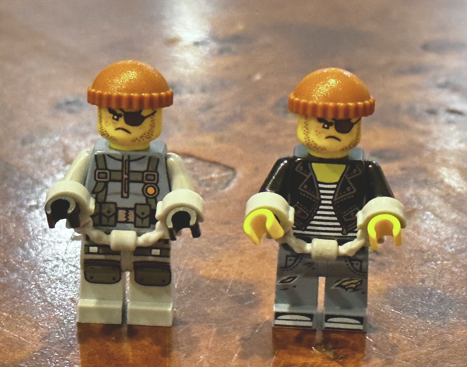 2x LEGO Minifig Minifigure Criminal Jail Prisoner inc Handcuffs ...